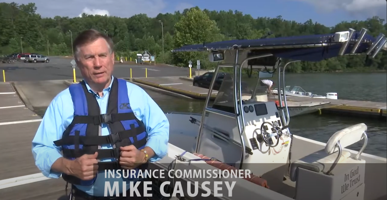 Comisionado Mike Causey recuerda mantenerse seguro en el agua y ...