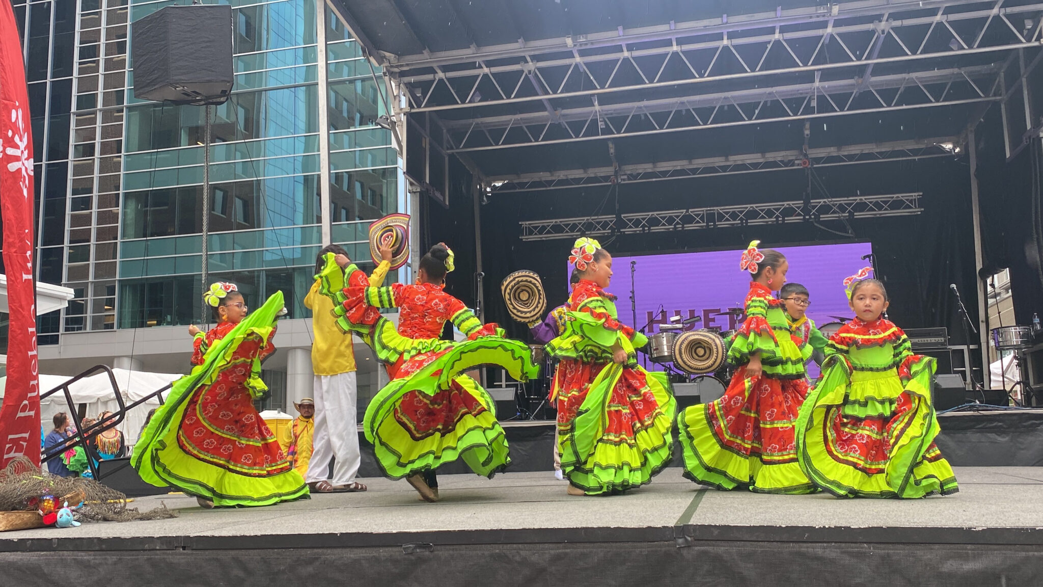 Talento local en los 30 años de la Fiesta del Pueblo • REVISTA LATINA
